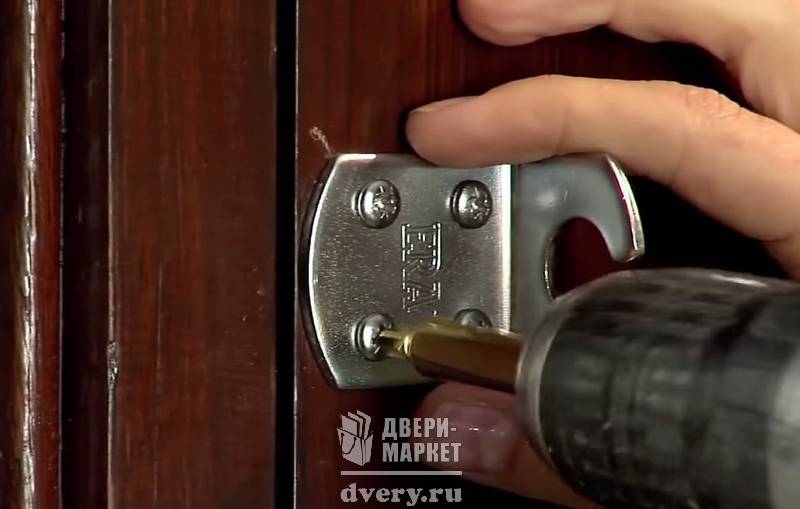 Как установить цепочку на входную металлическую дверь